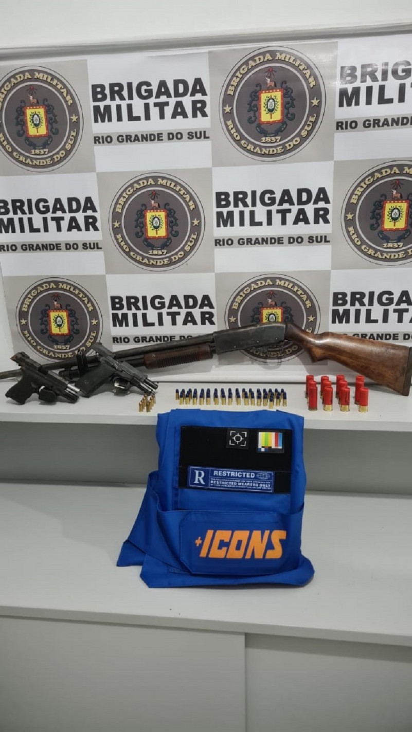 Bm Prende Quatro Homens E Um Menor Com Armas De Fogo E Colete Balístico