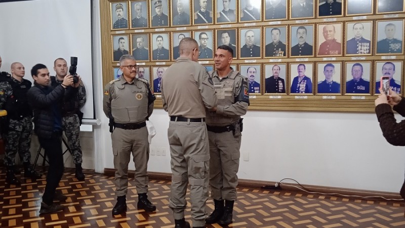 Soldado de Tramandaí que recebeu pedido de pizza é homenageado pelo Comando-Geral da BM ...